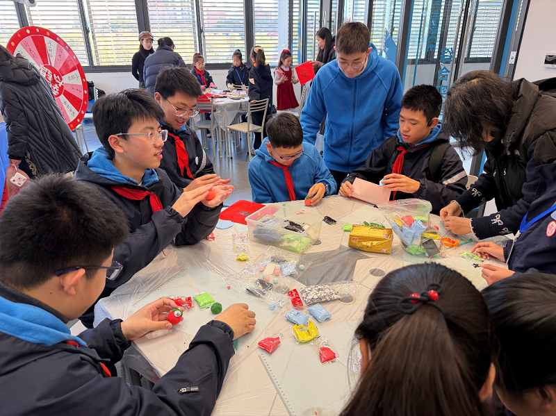 “半马苏河·全龄友好”元旦美术互动体验日，童心与艺术温暖相遇——上外尚阳学校美术社团开展假日实践活动_校园新闻